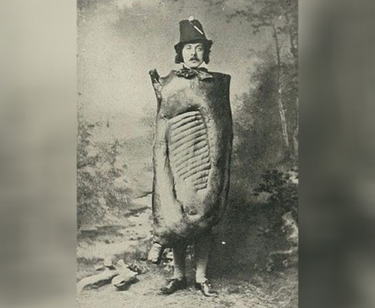 20 Incredibly Unsettling Vintage Halloween Costumes That Will Give You ...