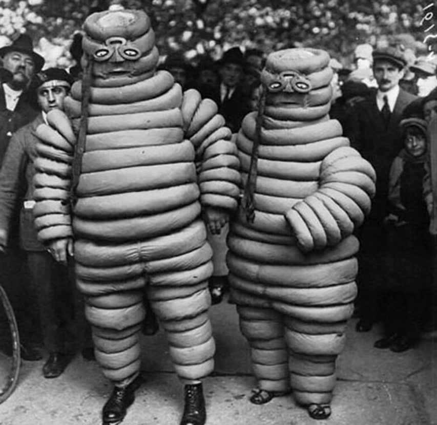 20 Incredibly Unsettling Vintage Halloween Costumes That Will Give You ...