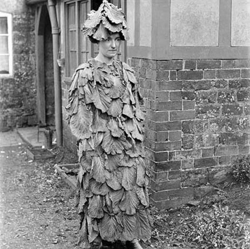 20 Incredibly Unsettling Vintage Halloween Costumes That Will Give You ...