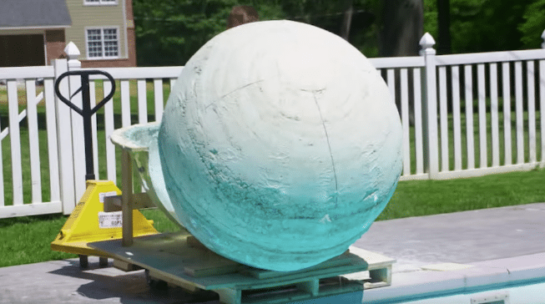 Guy Pushes A One Ton Bath Bomb Into A Pool And The Results Are So ...